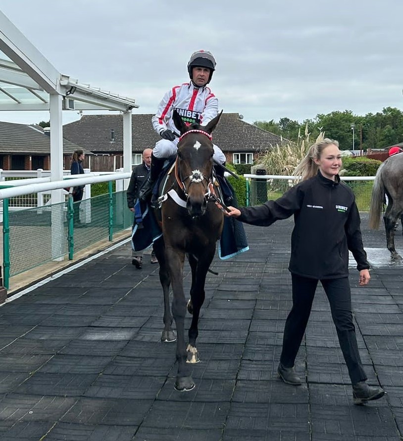 ASTON MARTINI - HP Racing